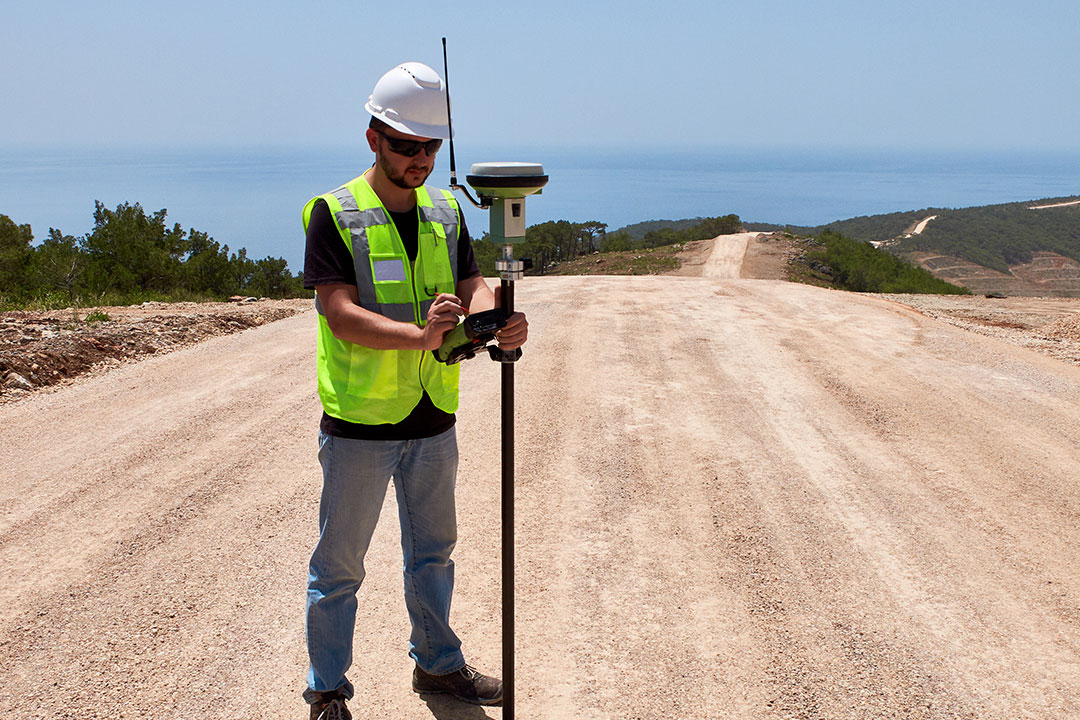6 Best Handheld GPS for Surveying in 2024 | Trakkit GPS